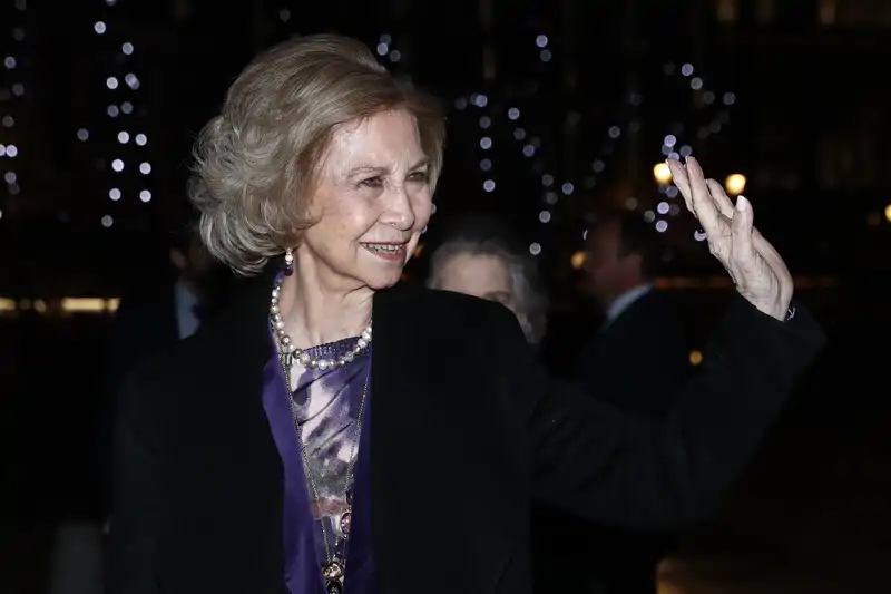 La Reina Sofía, de riguroso luto, recupera la sonrisa en Canarias ...