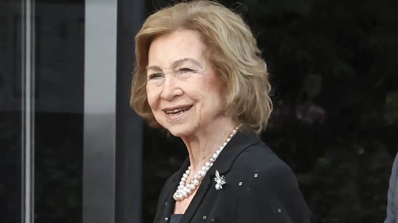 La Reina Sofía, de riguroso luto, recupera la sonrisa en Canarias ...