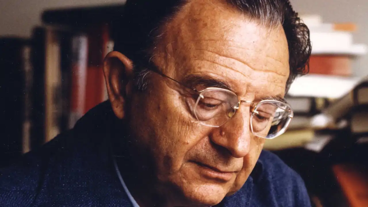 Erich Fromm, filósofo y psicoanalista: ”La felicidad no está en tener ...