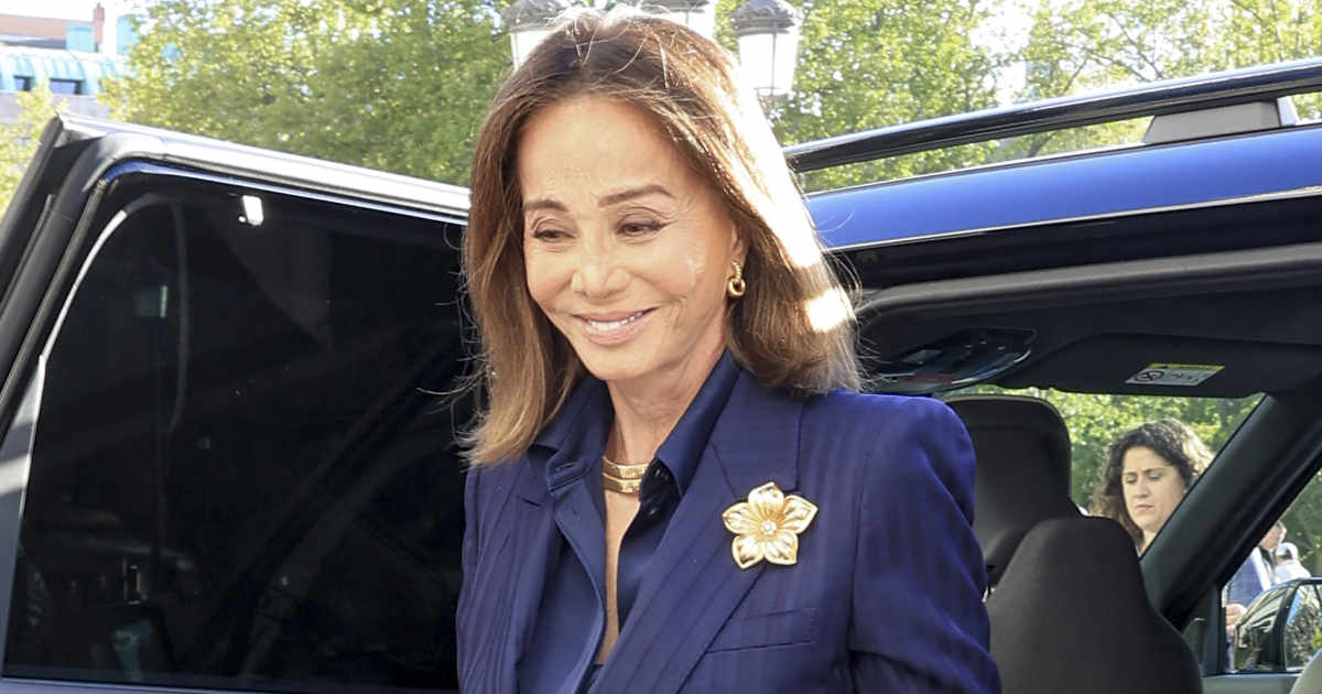 Isabel Preysler derrocha estilo en el Teatro Real con un traje de Tom ...