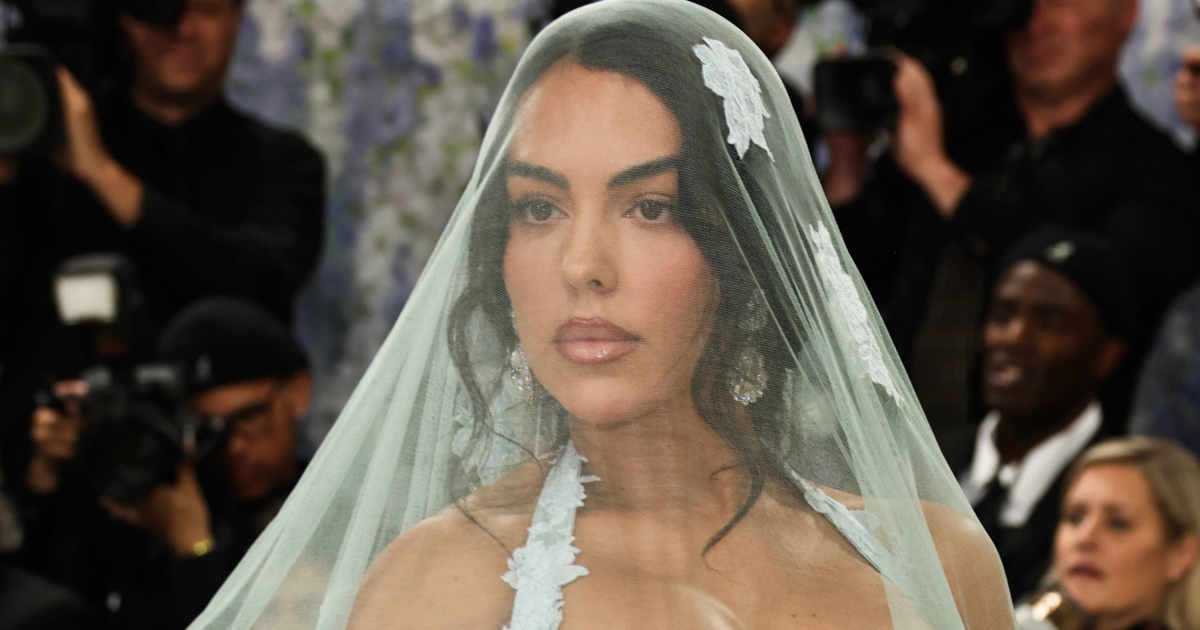 Georgina Rodríguez anticipa su look nupcial en la alfombra roja de la ...