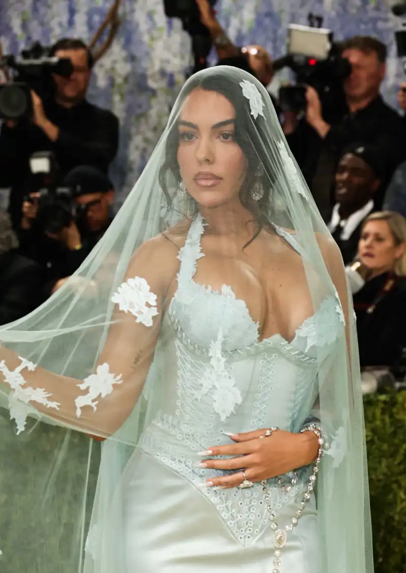 Georgina Rodríguez anticipa su look nupcial en la alfombra roja de la ...
