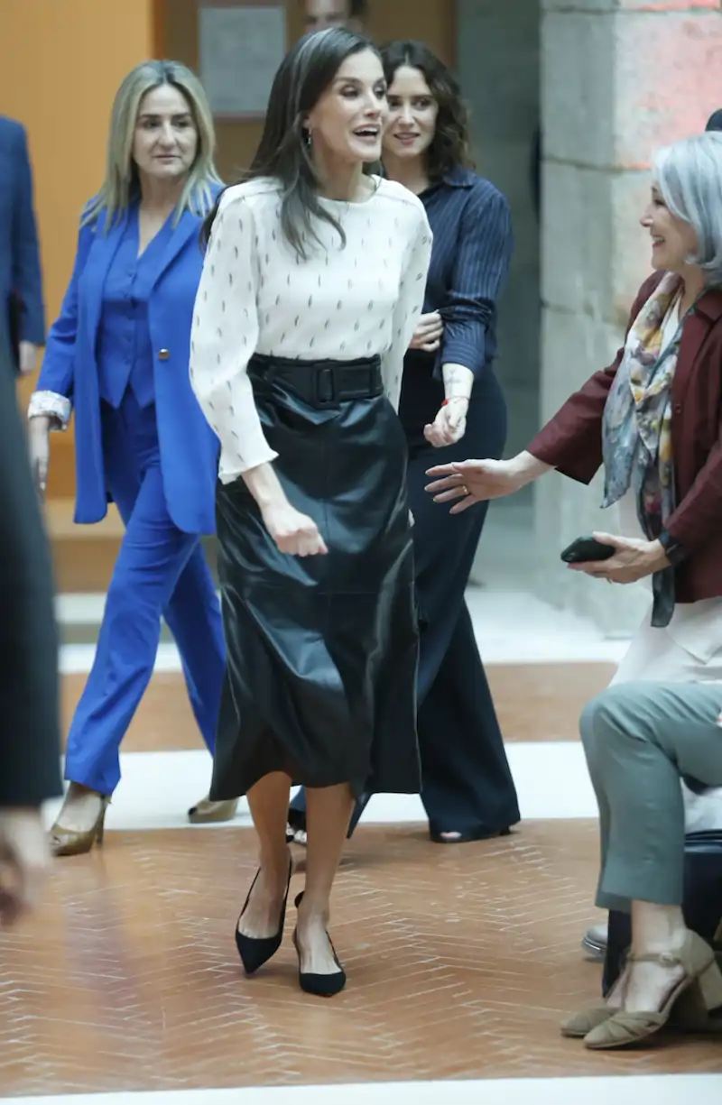 La Reina Letizia triunfa con su infalible look ‘working girl’ en los ...