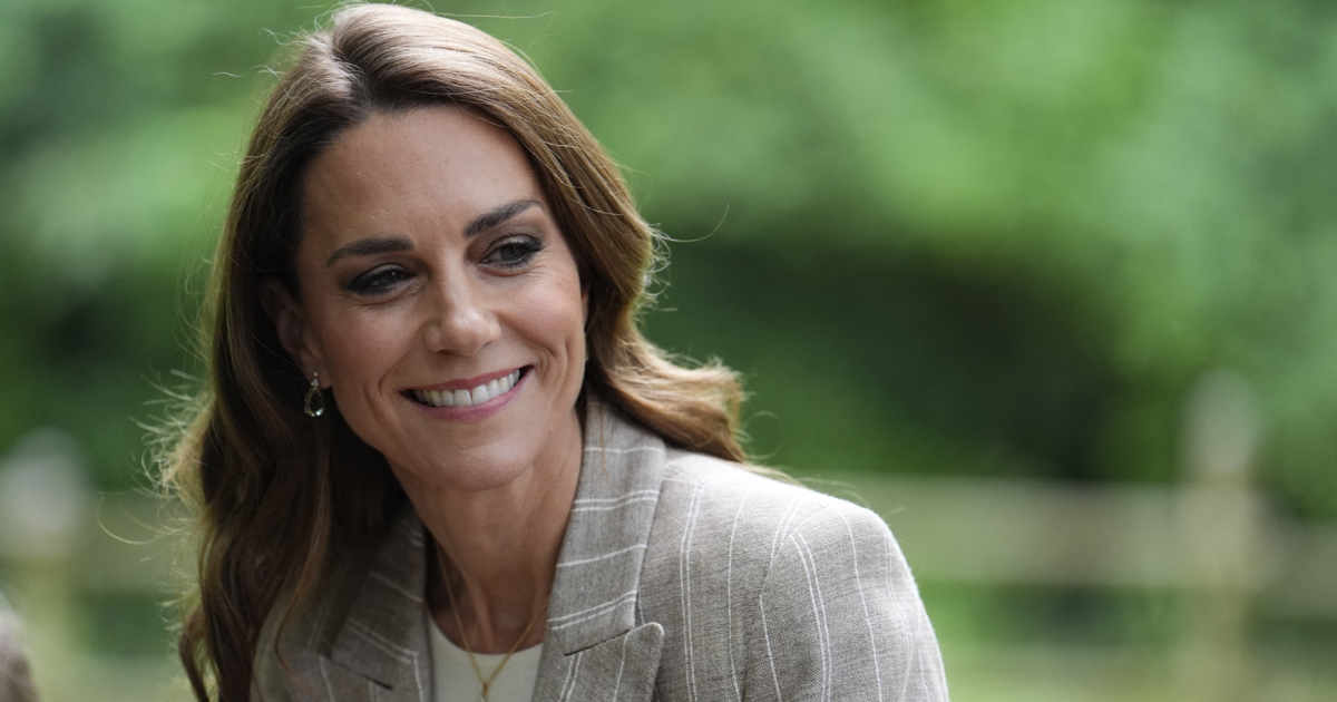Kate Middleton sorprende en su viaje con el look más primaveral: blazer ...