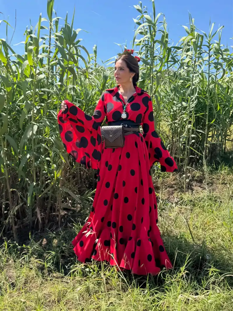 Los tres 'looks' de Raquel Bollo en El Rocío: del conjunto de blusa y ...