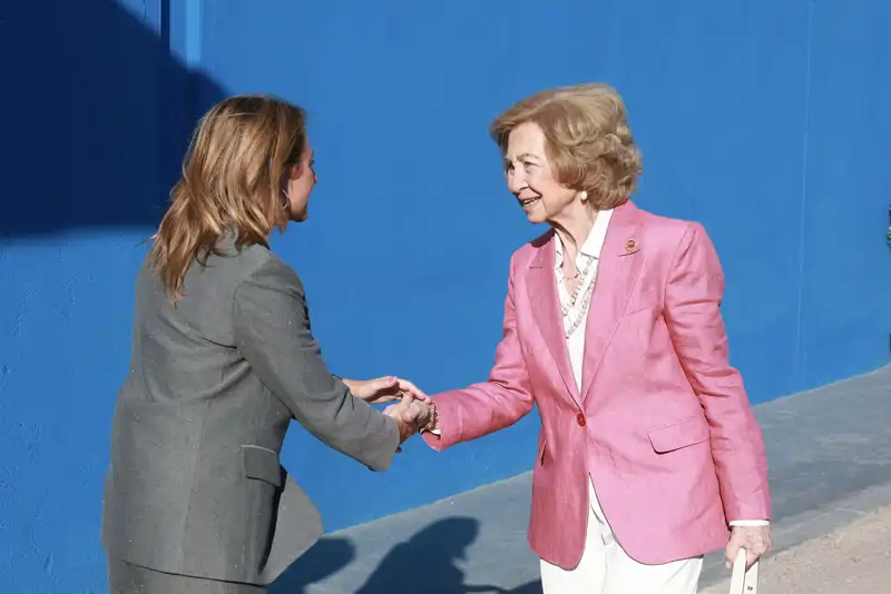 La Reina Sofía, elegancia pura en Castellón: recicla el traje chaqueta ...