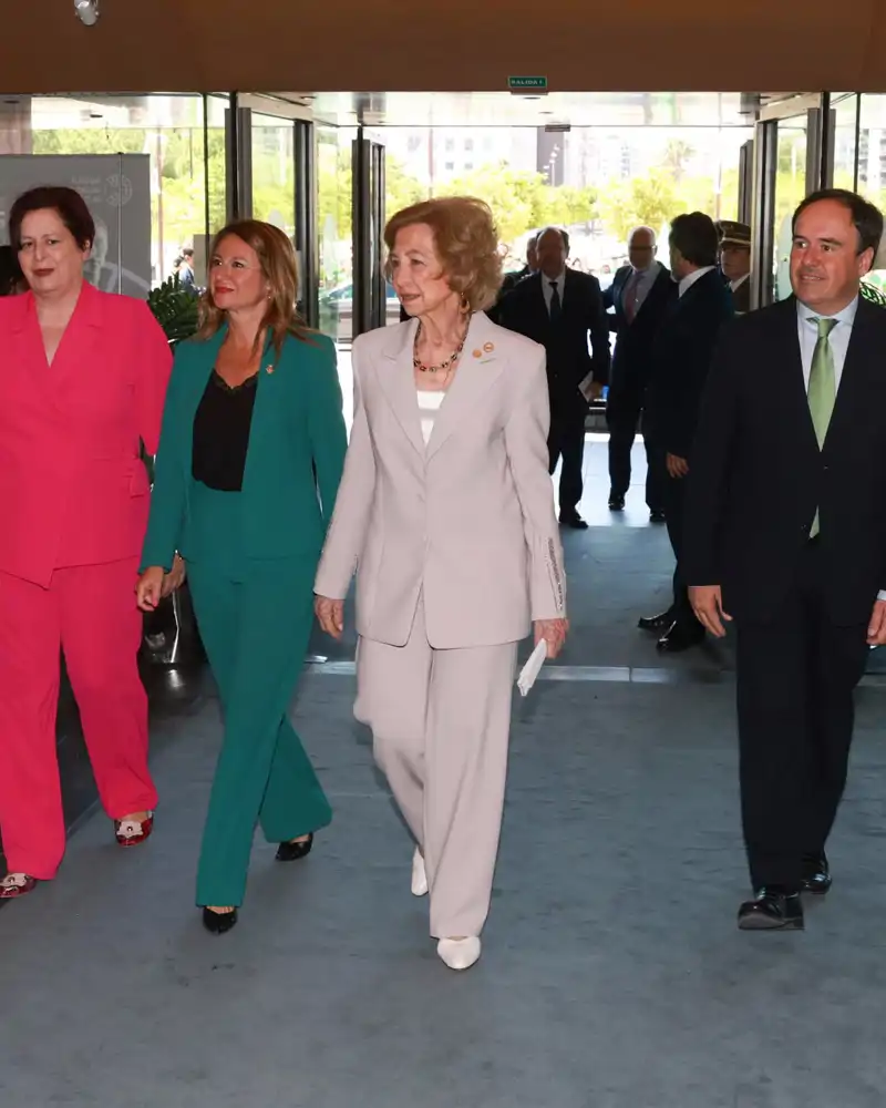 La Reina Sofía, elegancia pura en Castellón: recicla el traje chaqueta ...