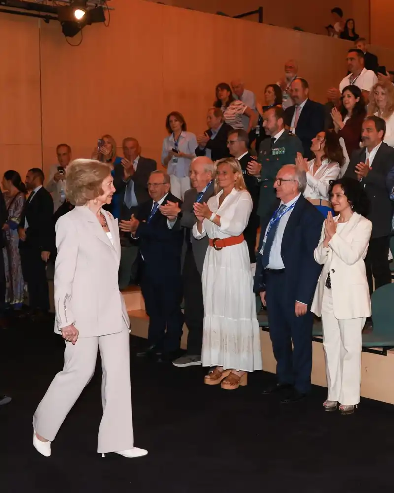 La Reina Sofía, elegancia pura en Castellón: recicla el traje chaqueta ...