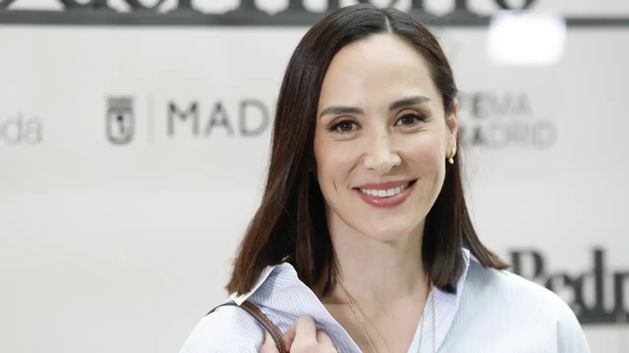 Tamara Falcó 'tunea' un vestido rojo con escote halter de Zara y ...
