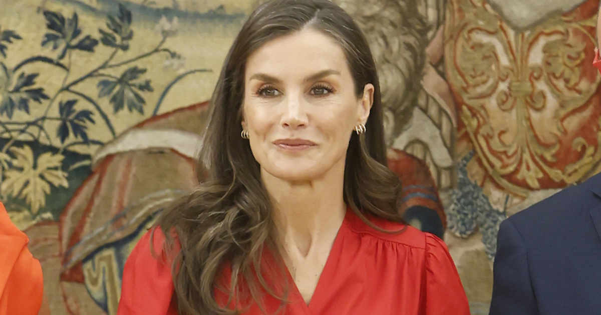 La Reina Letizia deslumbra con un vestido envolvente de & Other Stories ...