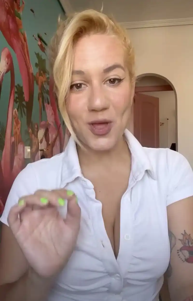 Henar Álvarez abre las puertas del colorido salón de su casa con ...