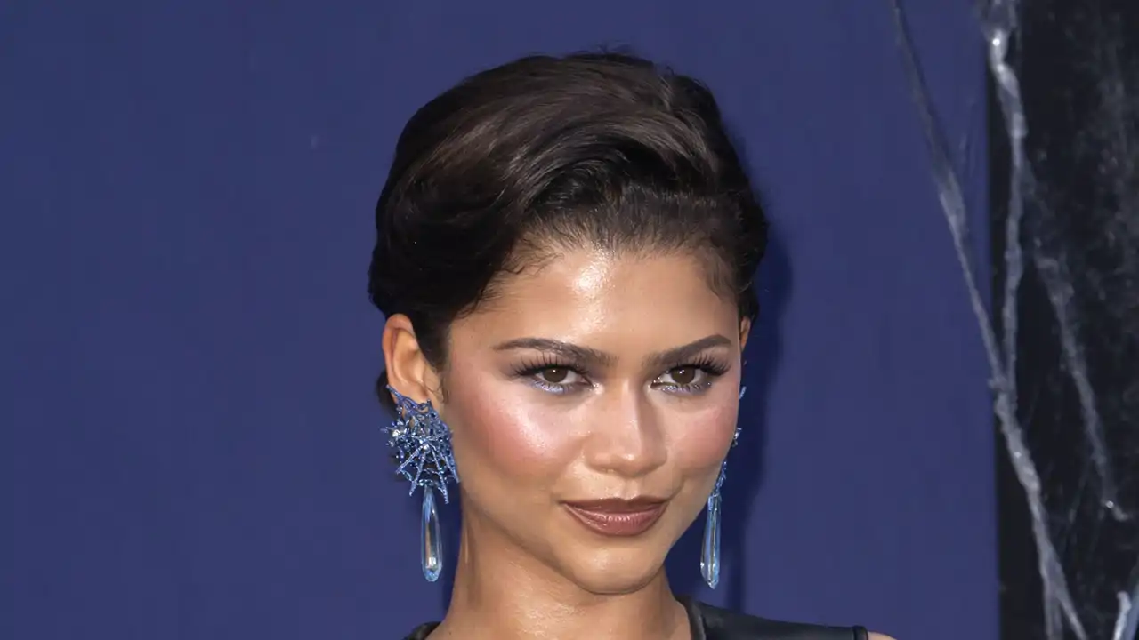Zendaya se atreve con un dos piezas customizado de Louis Vuitton ...