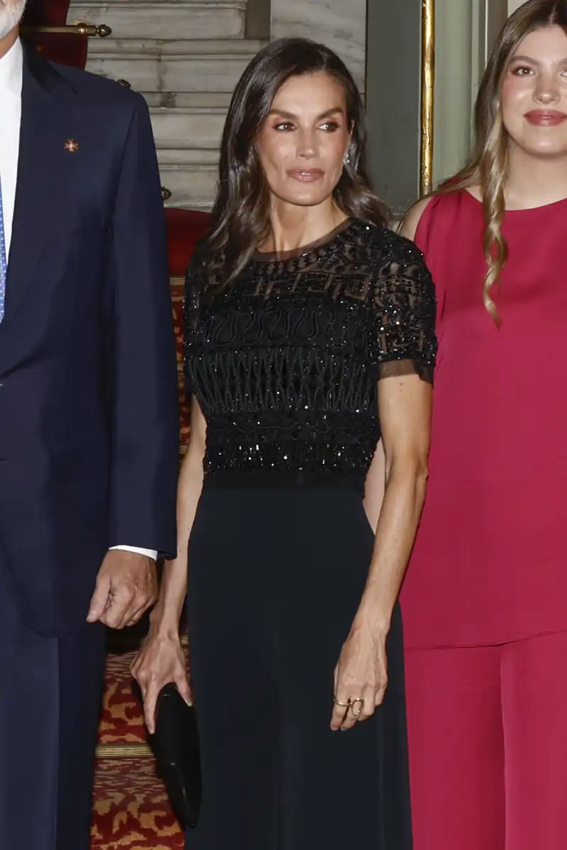 La Reina Letizia, deslumbrante, estrena un nuevo top lleno de brillo en ...